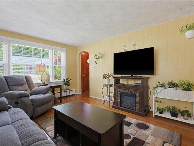 house with 4 bedroom, Cumberland RI ES104848200