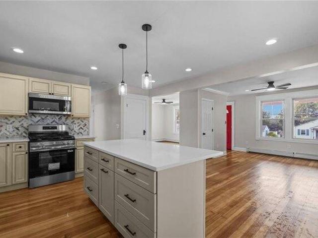 house with 4 bedroom, Cumberland RI ES105171851
