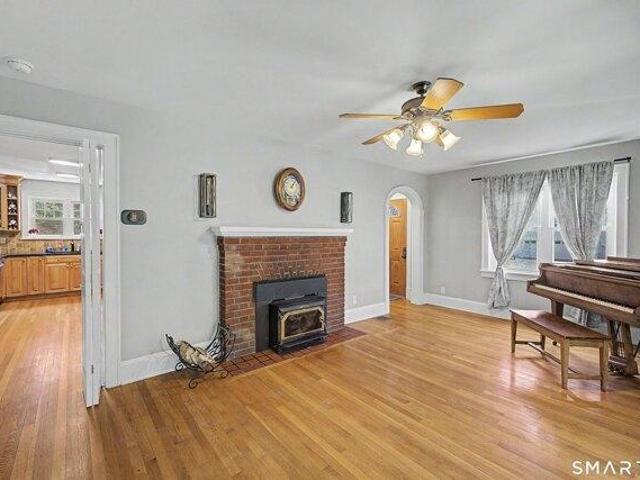 house with 4 bedroom, Danbury CT DS104151195