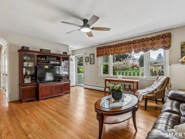 house with 4 bedroom, Danbury CT ES103069290