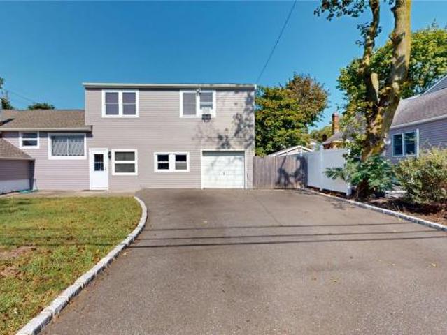 house with 4 bedroom, Deer Park NY DLS72692247