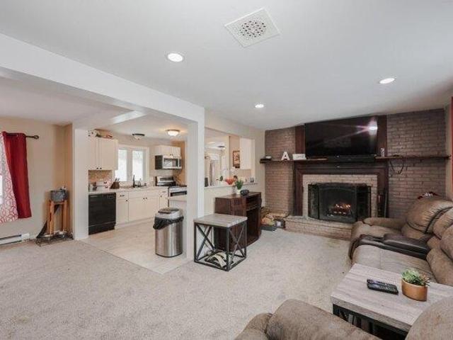 house with 4 bedroom, Derry NH ES104835847