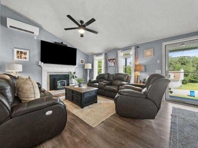 house with 4 bedroom, Derry NH ES105231544
