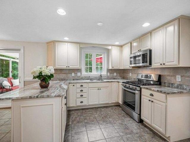 house with 4 bedroom, Dracut MA ES103588707