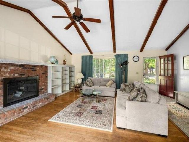 house with 4 bedroom, East Greenwich RI ES105127344