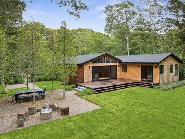 house with 4 bedroom, East Hampton NY DLS101033511
