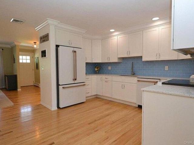 house with 4 bedroom, East Patchogue NY ES104904049
