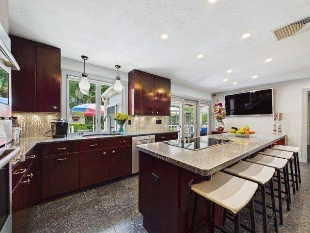 house with 4 bedroom, Easton MA ES105094409