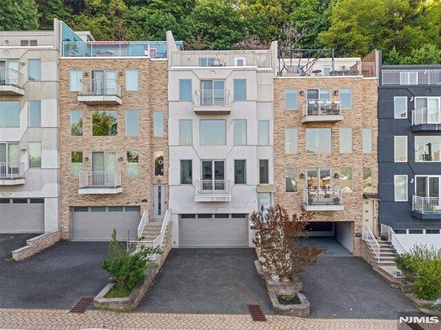 house with 4 bedroom, Edgewater NJ DLS102346821
