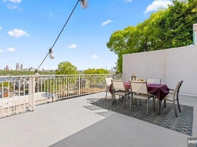 house with 4 bedroom, Edgewater NJ ES104608700