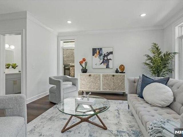 house with 4 bedroom, Edgewater NJ ES105143242