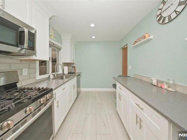 house with 4 bedroom, Elmwood Park NJ DS102028049