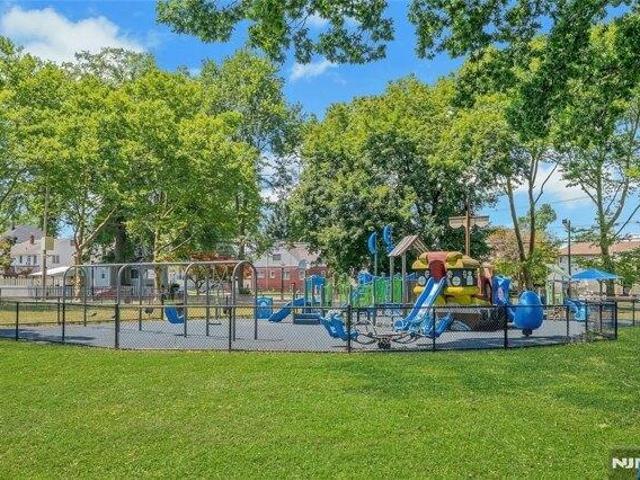 house with 4 bedroom, Elmwood Park NJ DS104441735