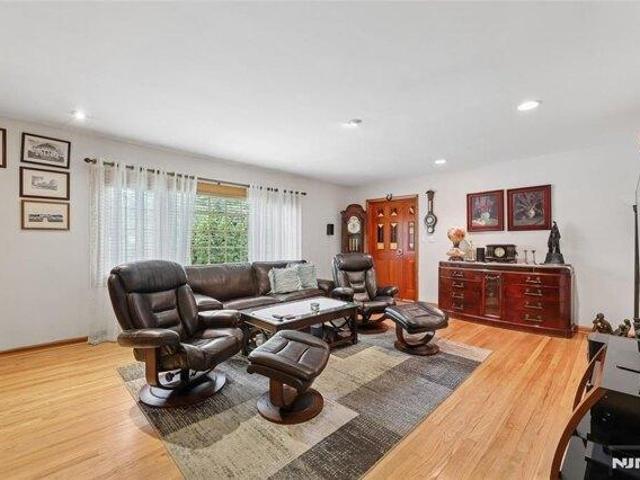 house with 4 bedroom, Elmwood Park NJ ES104446202