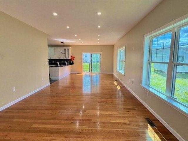 house with 4 bedroom, Fall River MA ES104114604