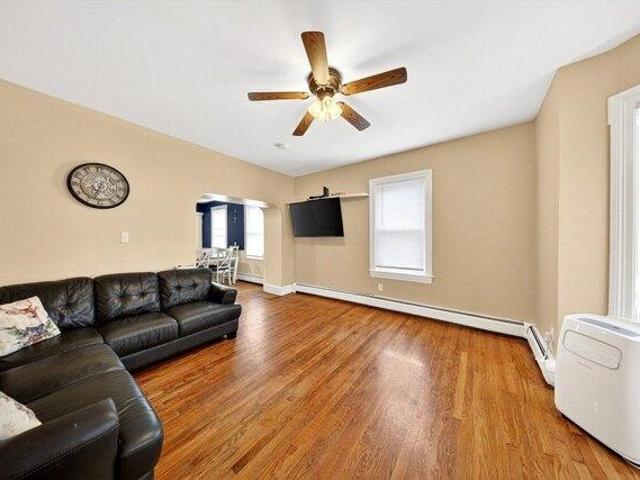 house with 4 bedroom, Fall River MA ES104232351