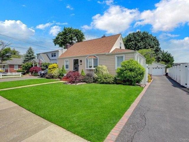 house with 4 bedroom, Farmingdale NY ES103623170