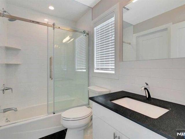 house with 4 bedroom, Fort Lee NJ DS88208951