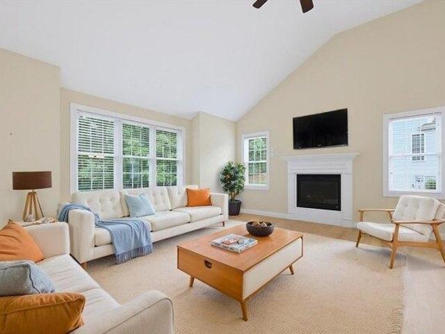 house with 4 bedroom, Foxboro MA ES104236393