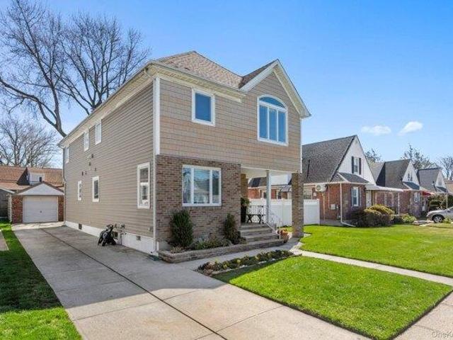 house with 4 bedroom, Glen Oaks NY ES104906317