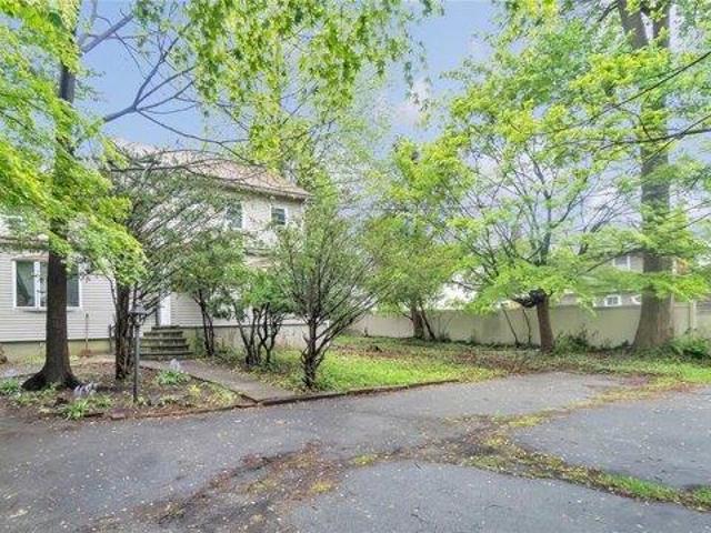 house with 4 bedroom, Glenwood Landing NY DLS93373074