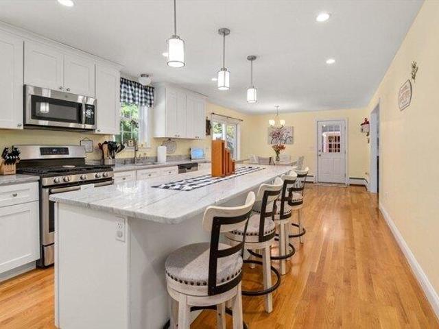 house with 4 bedroom, Groveland MA ES105115989