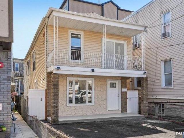 house with 4 bedroom, Guttenberg NJ DLS102828252
