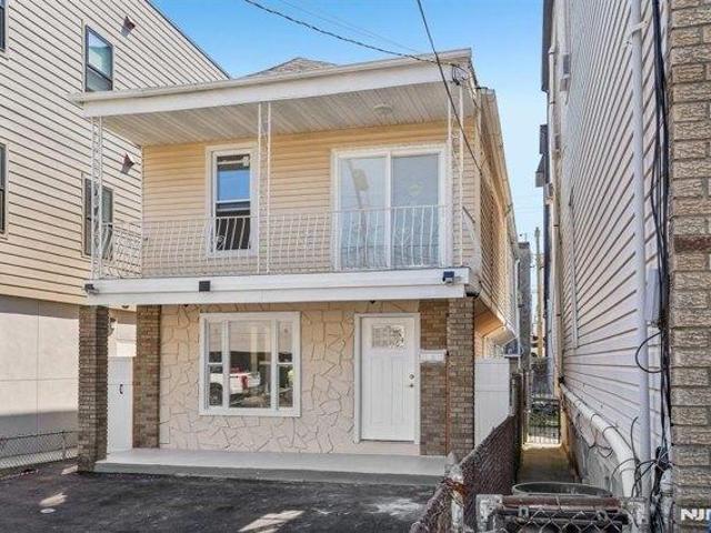 house with 4 bedroom, Guttenberg NJ ES102828252