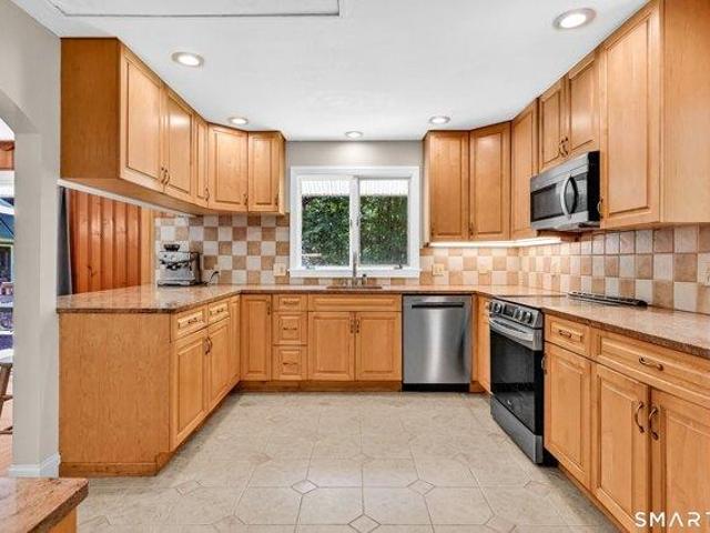 house with 4 bedroom, Hamden CT ES103438497