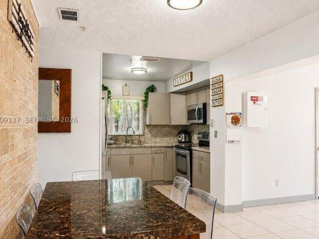 house with 4 bedroom, Hialeah FL ES104901136