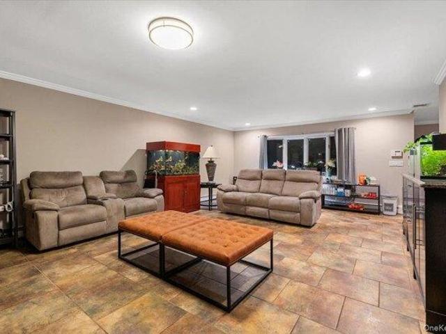 house with 4 bedroom, Hicksville NY ES104905418