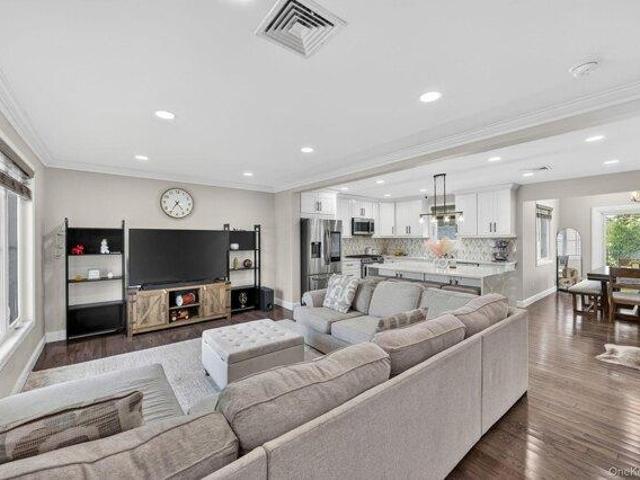 house with 4 bedroom, Hicksville NY ES104907950