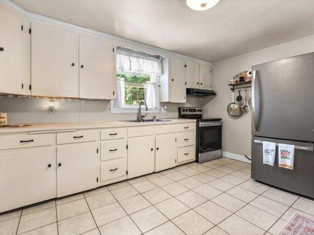house with 4 bedroom, Laconia NH ES104112522