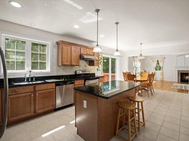 house with 4 bedroom, Lakeville MA DS103161770