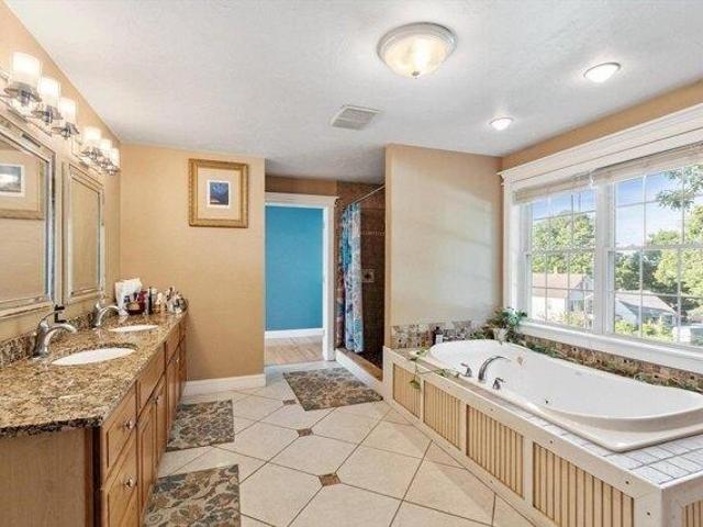 house with 4 bedroom, Leominster MA ES103774253