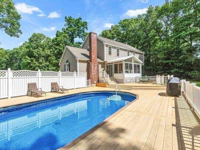 house with 4 bedroom, Londonderry NH ES104009967