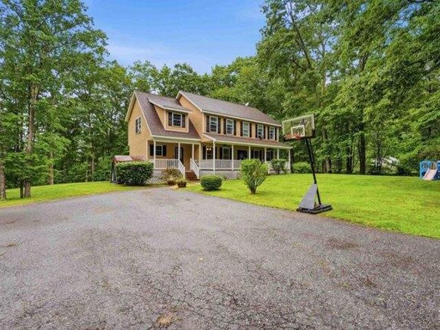 house with 4 bedroom, Londonderry NH ES104149527