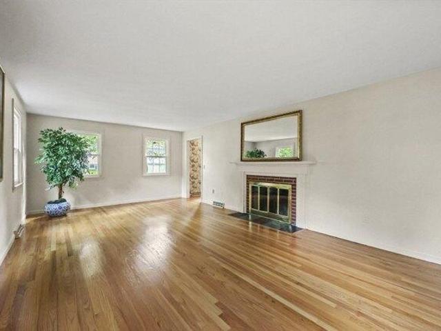 house with 4 bedroom, Longmeadow MA DLS102801105