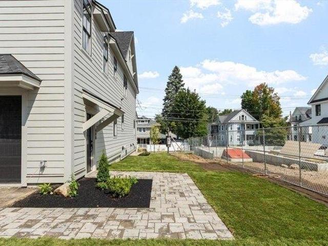 house with 4 bedroom, Lowell MA ES105202409