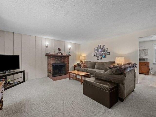 house with 4 bedroom, Lunenburg MA ES105192509