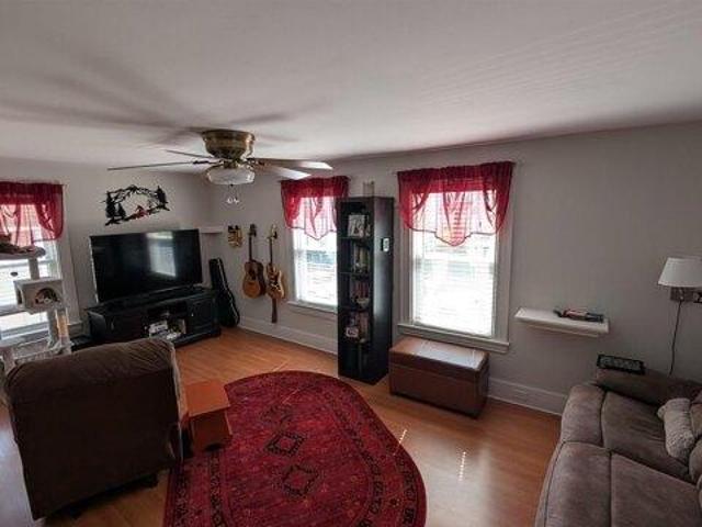 house with 4 bedroom, Manchester NH ES104445147