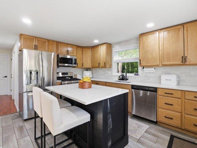 house with 4 bedroom, Manchester NH ES103931478