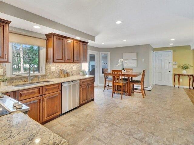 house with 4 bedroom, Mansfield MA ES103969476