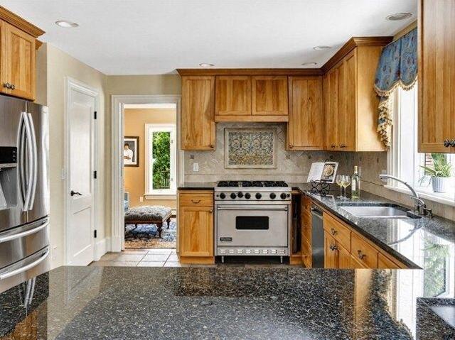 house with 4 bedroom, Mansfield MA ES105107208