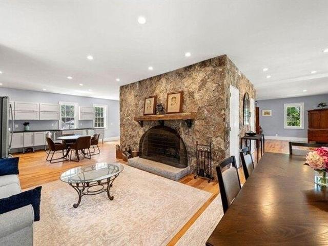 house with 4 bedroom, Medway MA ES104758949