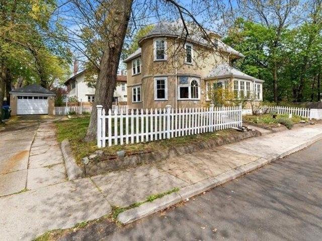 house with 4 bedroom, Medford MA DLS102089277
