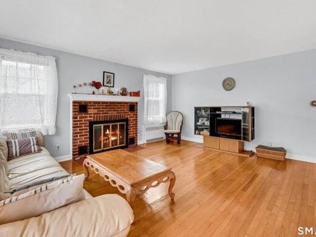 house with 4 bedroom, Meriden CT ES105207940