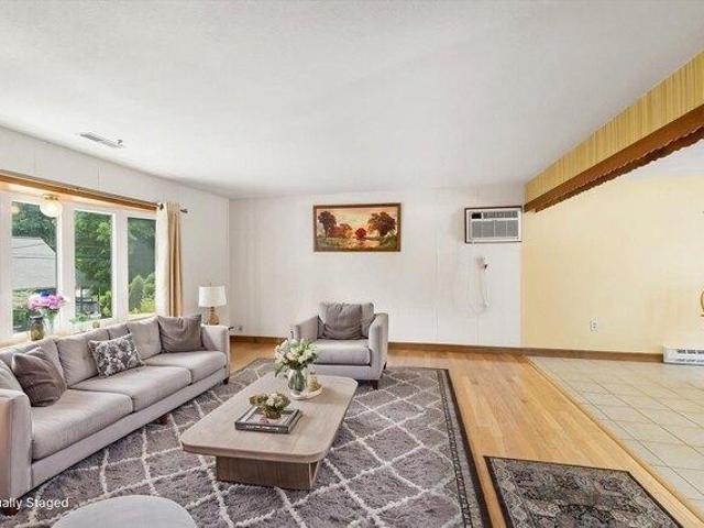 house with 4 bedroom, Methuen MA ES104151542