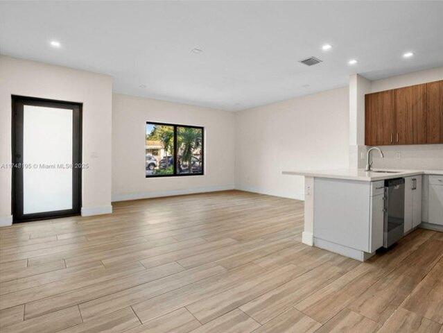 house with 4 bedroom, Miami FL DLS92246170