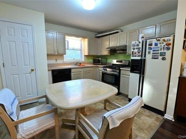 house with 4 bedroom, Middletown NY ES105191757